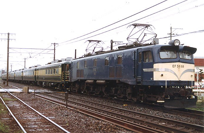おざよう on Twitter: "日付ネタの滑り込み 8月8日はEF58-88で！ 1．高山線から東海道に入るシナ座？牽引の88号機 2．その形式写真 3．サロンカーなにわのデビュー頃の撮影 ...