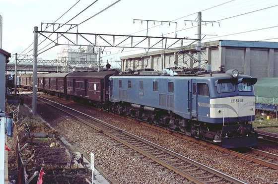 おざよう on Twitter: "日付ネタの滑り込み 8月8日はEF58-88で！ 1．高山線から東海道に入るシナ座？牽引の88号機 2．その形式写真 3．サロンカーなにわのデビュー頃の撮影 ...