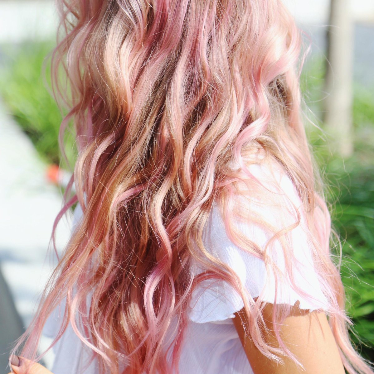 Beachy waves and PINK hair ☀️? Our recipe for the end of summer! Get ...