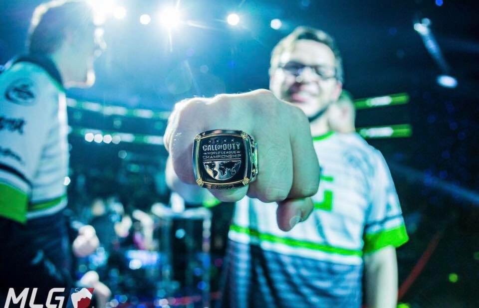 The 2018 Call of Duty World League Championship ring! 💍 : r/CoDCompetitive