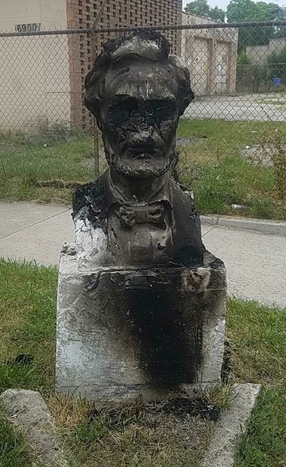 Left wing extremists burn Chicago's Lincoln statue