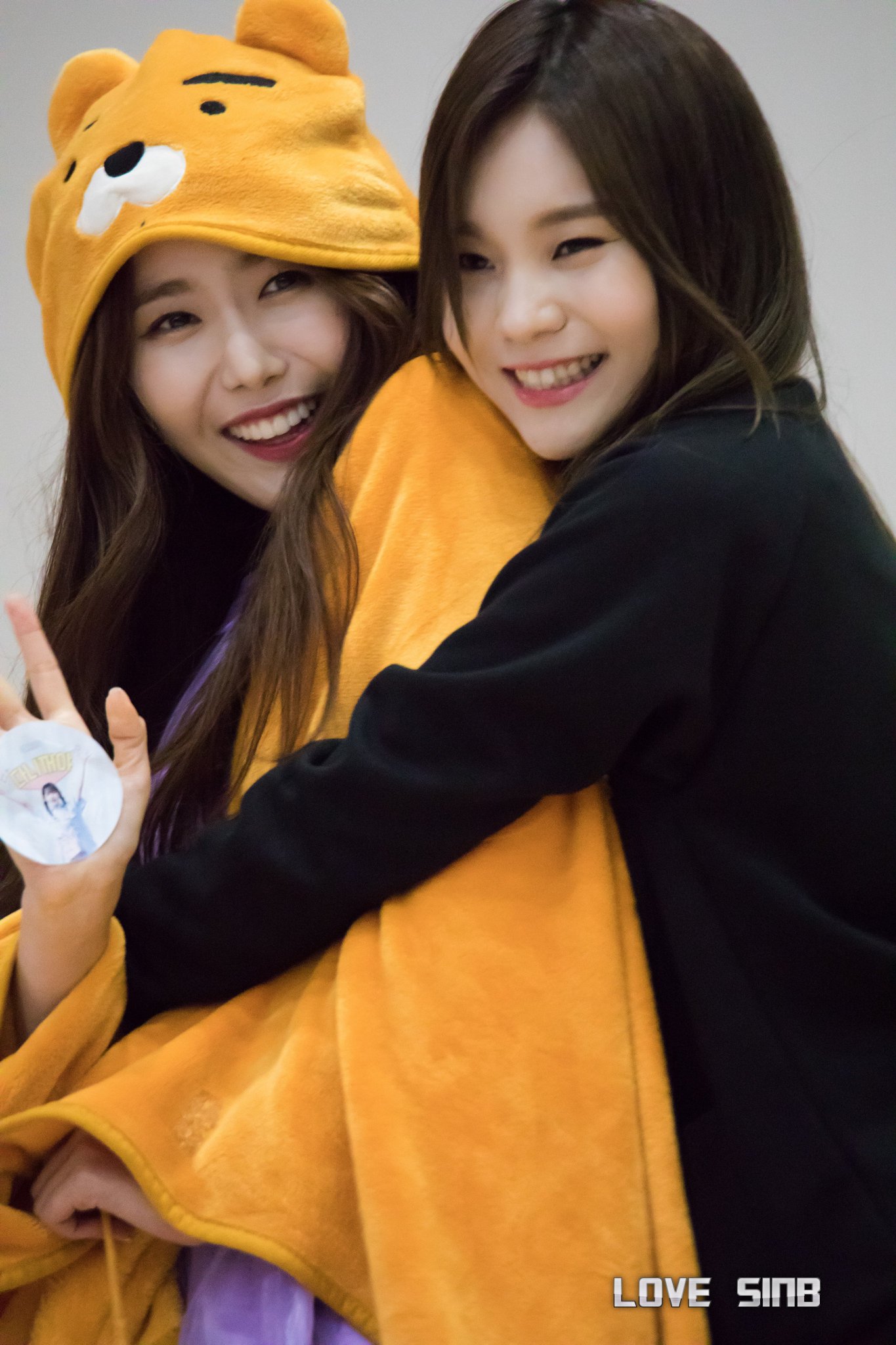 LOVE_SinB on Twitter: "170819 마포 팬사인회 신비(SinB) 엄지(Umji) ピントがないTT #GFRIEND #여자친구 #신비 #SINB #엄지 ...