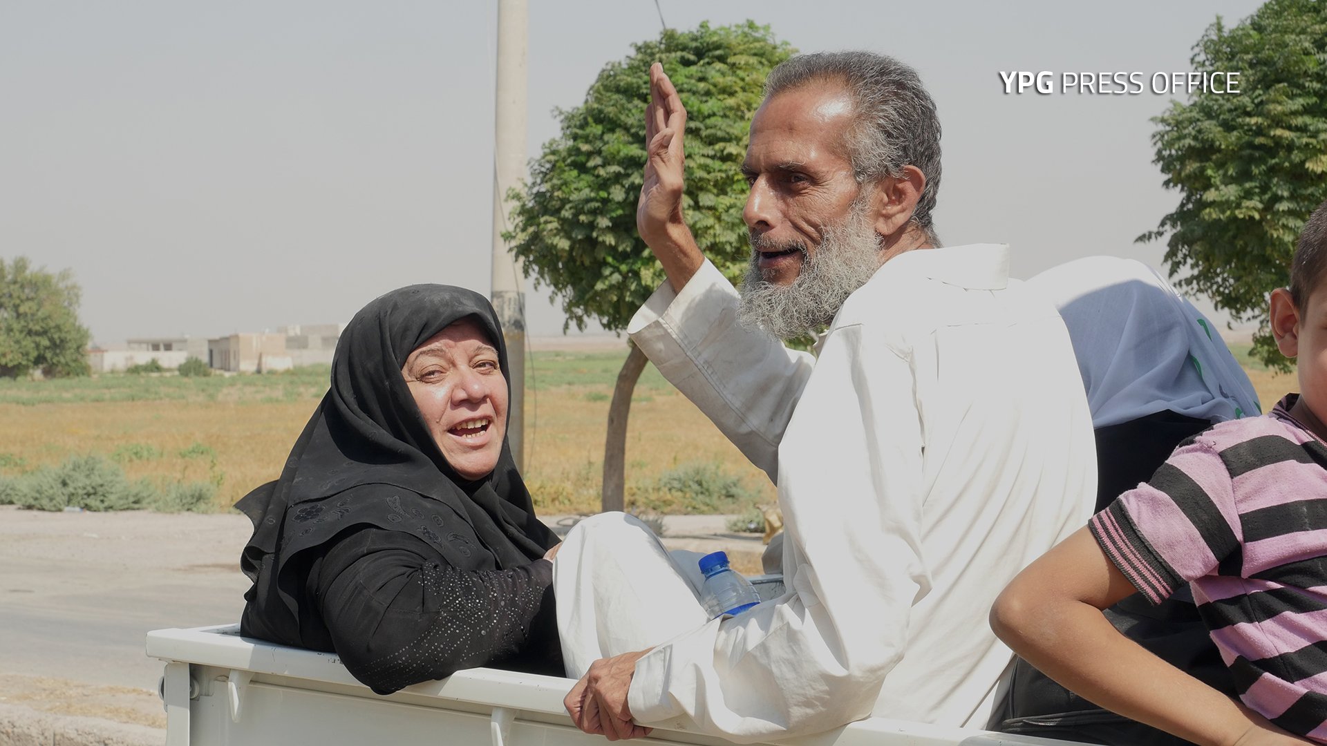 Rojava Defense Units | YPG on Twitter: "Civilians liberated from #Raqqa fired on by #Daesh/#ISIS ...