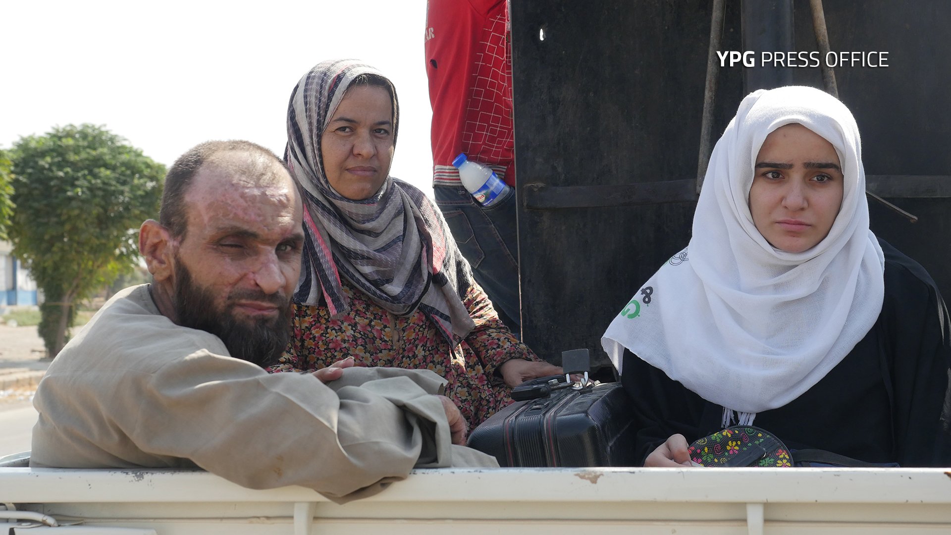 Rojava Defense Units | YPG on Twitter: "Civilians liberated from #Raqqa fired on by #Daesh/#ISIS ...