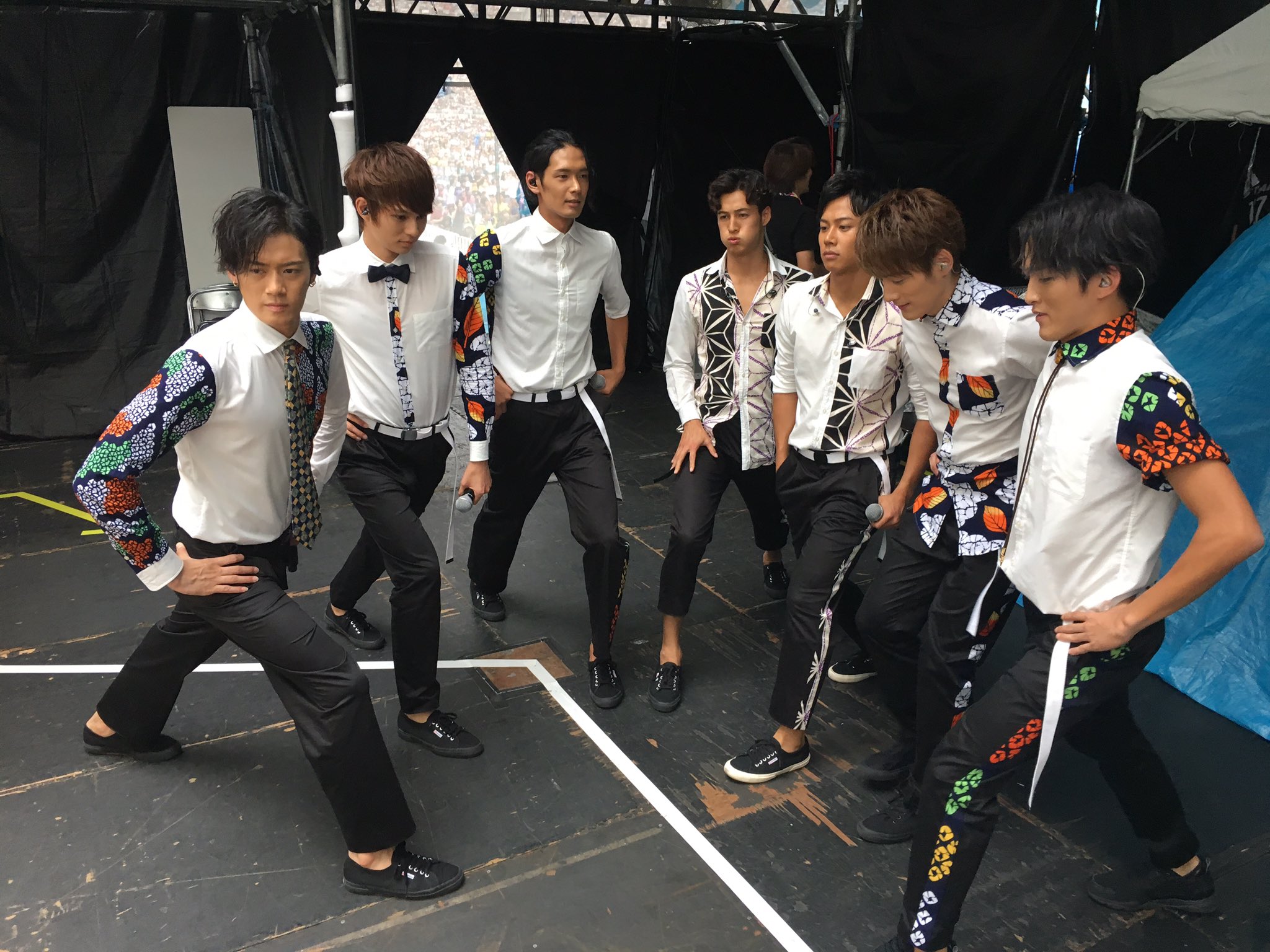 ナイスさとう(SOLIDEMOプロデューサー) on Twitter: "本番直前。アキレス腱伸ばすメンバー。アキレス腱大事です👍盛り上げてくれた皆さん、ありがとうございましたm(_ _)m…