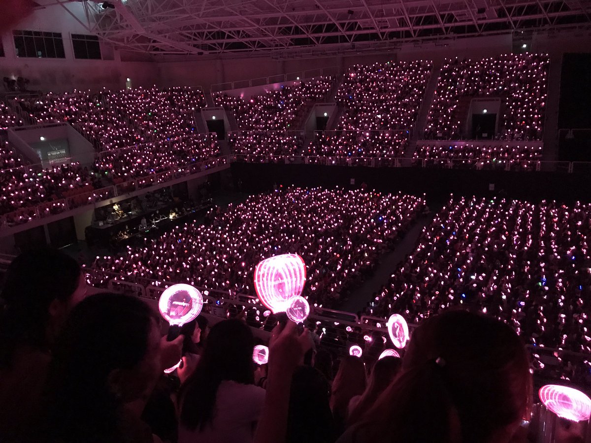 NU'EST fanmeet sees first neon pink ocean : r/kpop