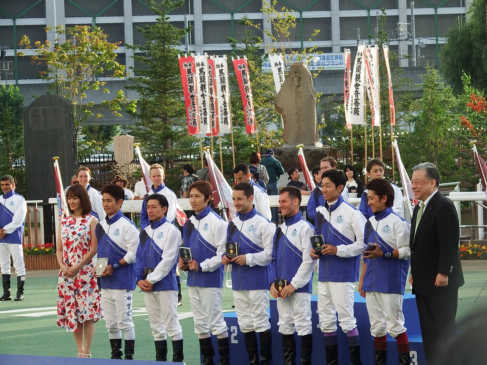 みゅうげ on Twitter: "2017/8/27 札幌競馬場にて WASJ表彰式。 チーム優勝はJRA選抜、個人優勝はダシルヴァ騎手でした。 ビール掛けは本当に騎手たちがいい表情して ...