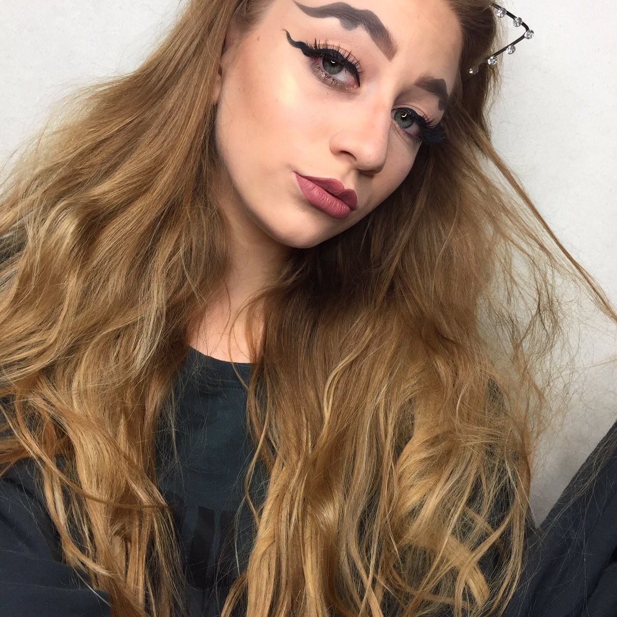 これはほんとにオシャレなのか… インスタで謎のうねうねウェーブ眉 #wavebrows が流行!? さらに進化したビックリ眉毛アレンジも ...