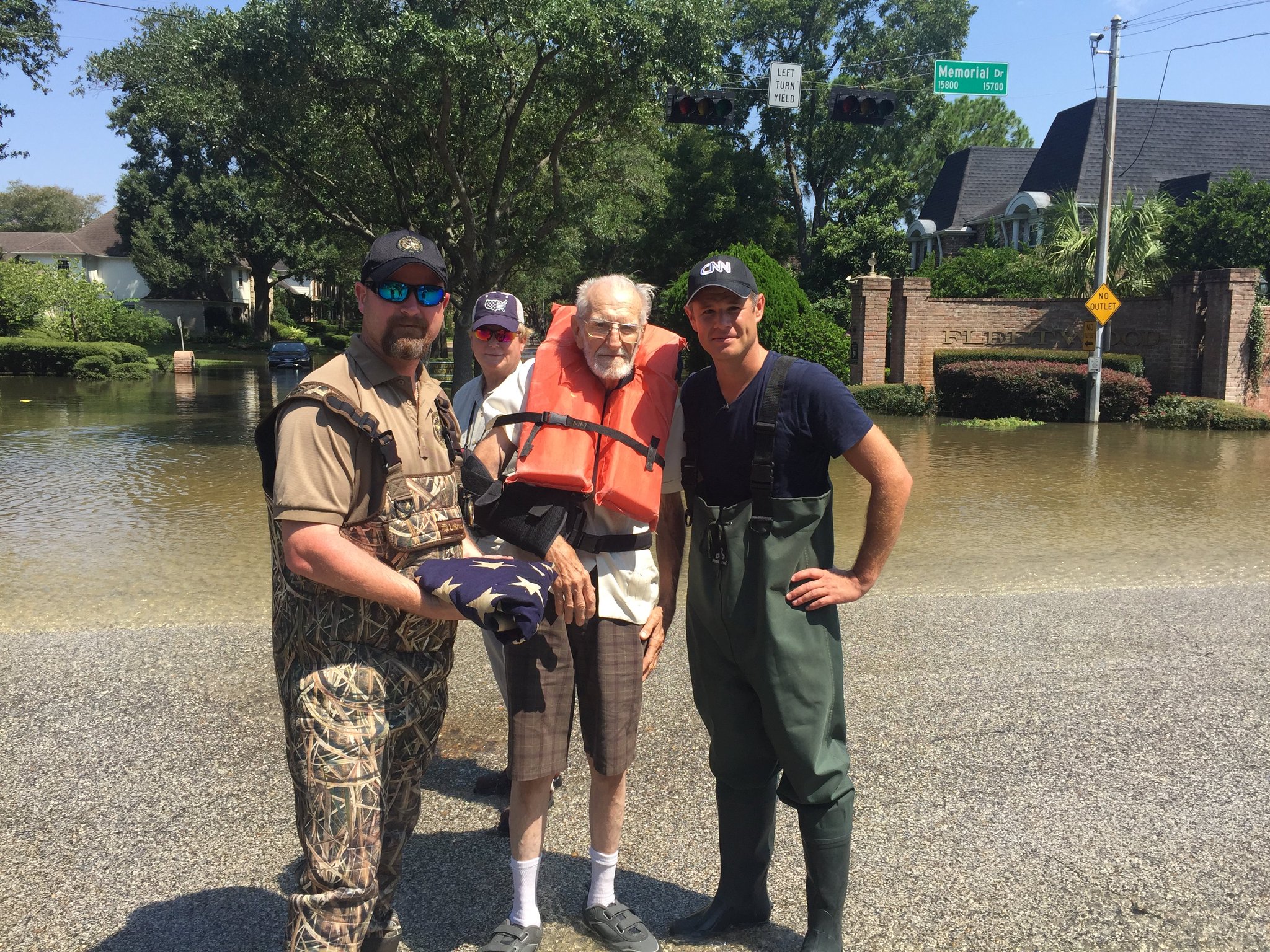 DPS Special Agent rescues gentleman & went back for the US flag that ...