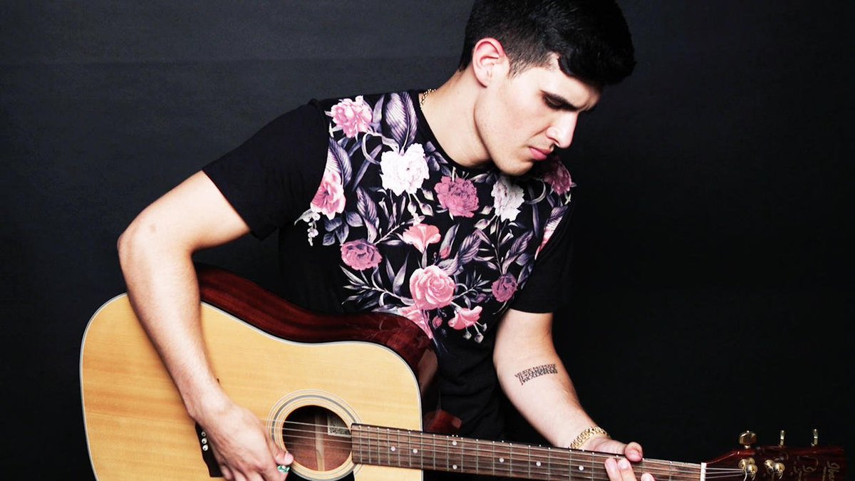 Adriel favela: la relación más cercana que tiene es con su guitarra ...