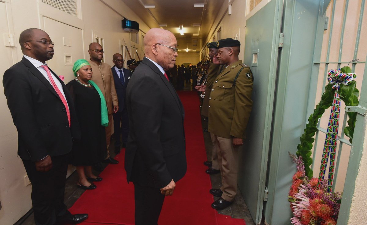 President Jacob Zuma laying a wreath in a prison cell where Steve Biko ...