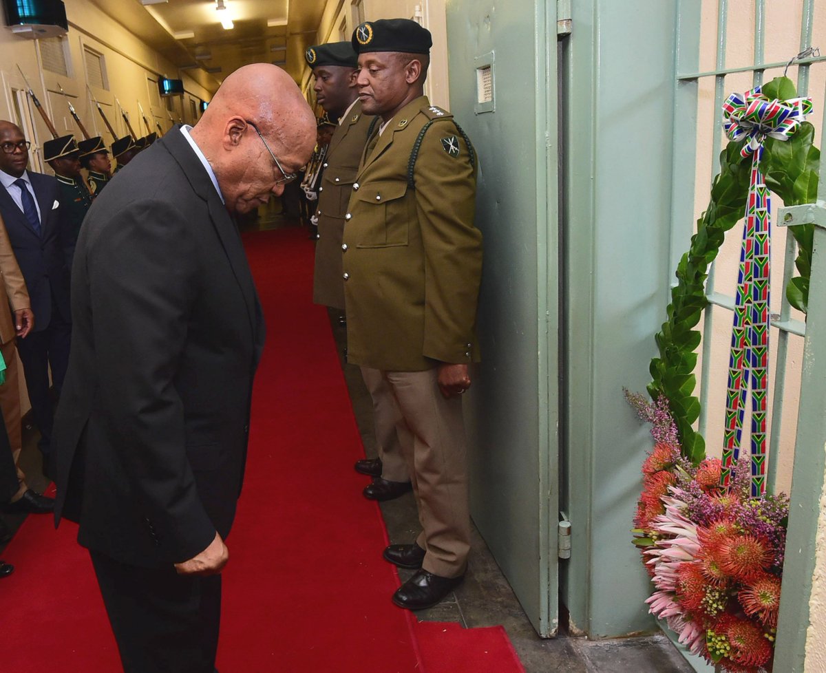President Jacob Zuma laying a wreath in a prison cell where Steve Biko ...