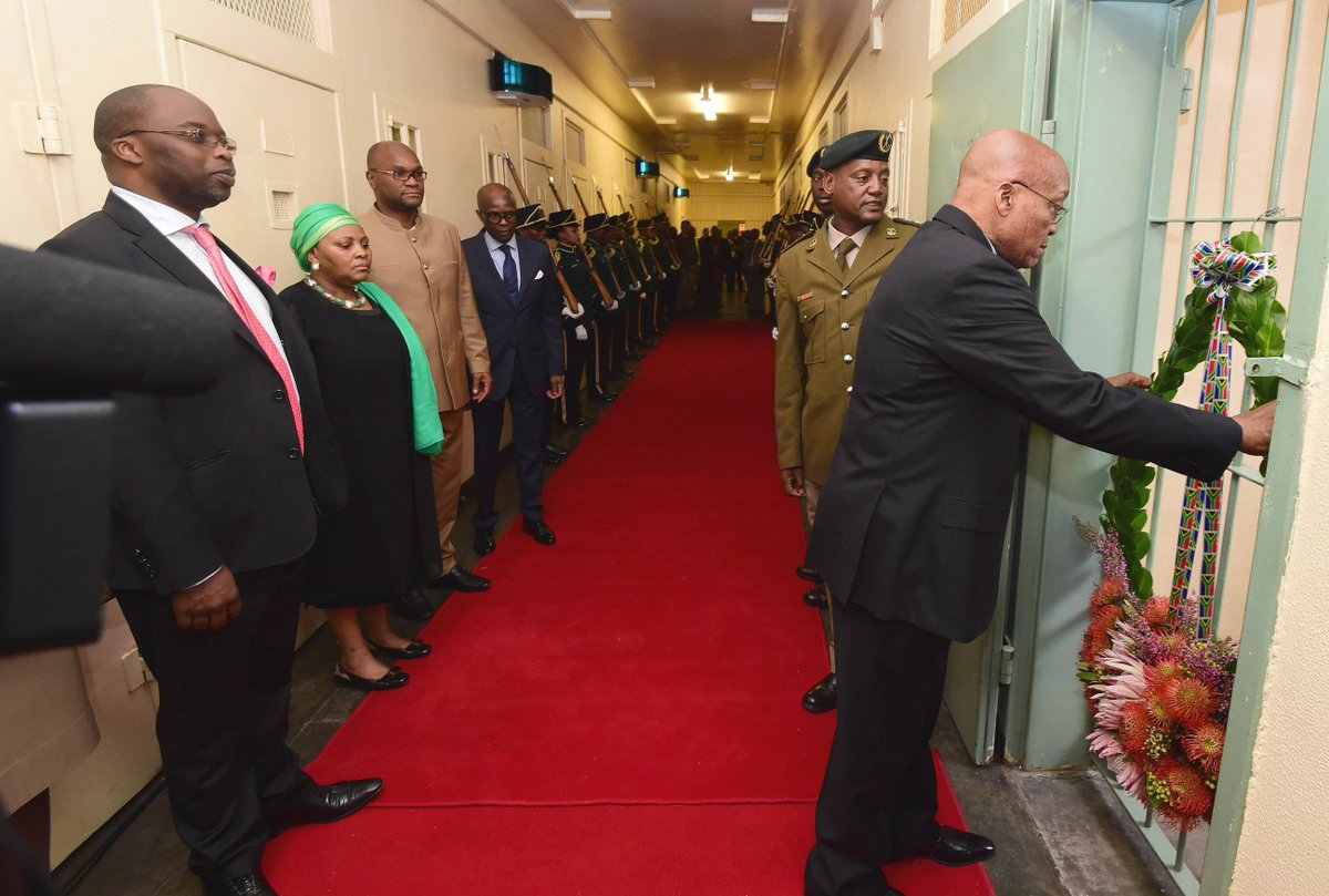 President Jacob Zuma laying a wreath in a prison cell where Steve Biko ...