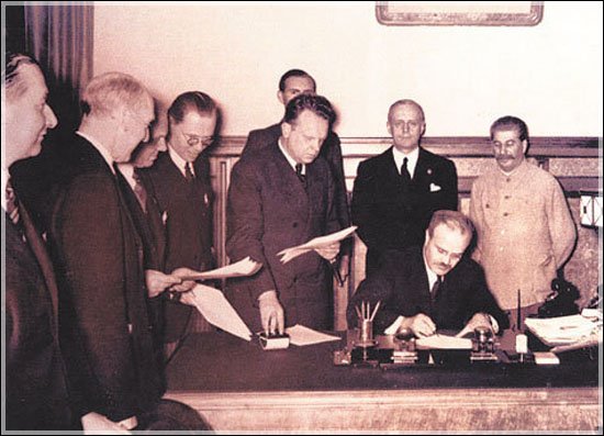 In Moscow, the German-Soviet Friendship Treaty is being signed by USSR ...