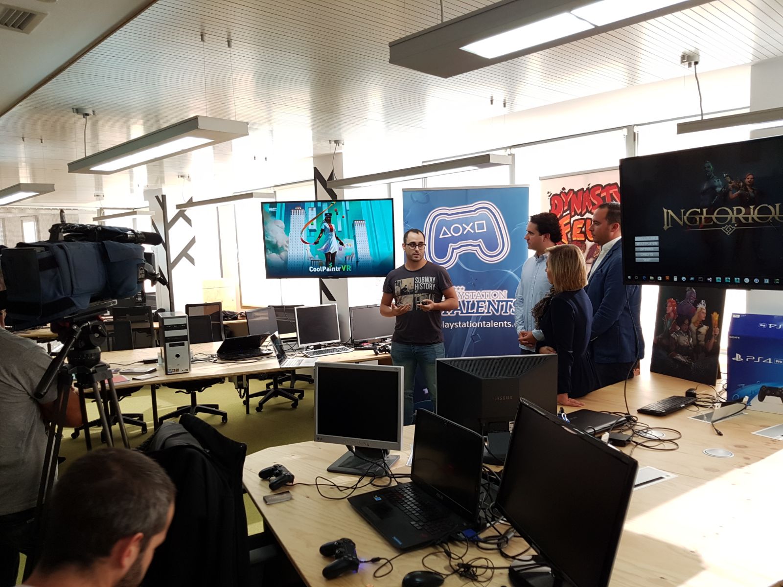 Wildbit Studios on Twitter: "¡En Bilbao! Mostrando #CoolpaintrVR en el #CampBilbao con los @PS ...