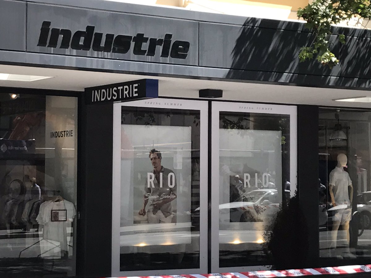 Clint Wheeldon on Twitter: "Wow. That's a few bees 🐝 in the shopfront in Perth.…