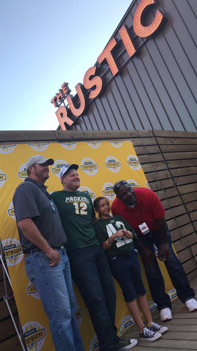 📸 with #Packers alumni Craig Nall & Bubba Franks! https://t.co ...