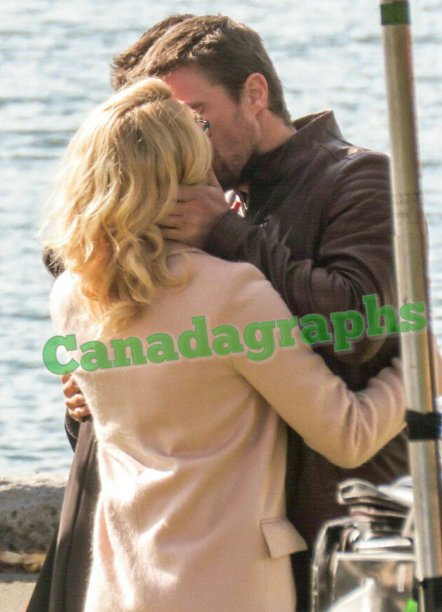 Oliver Queen And Felicity Smoak Kiss