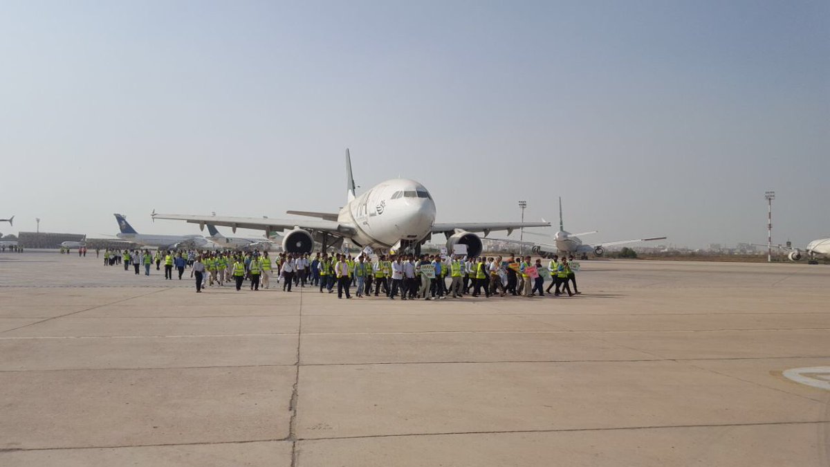 PIA Boeing 777 (AP-BMG) Without Engine at Karachi Airport - History of ...