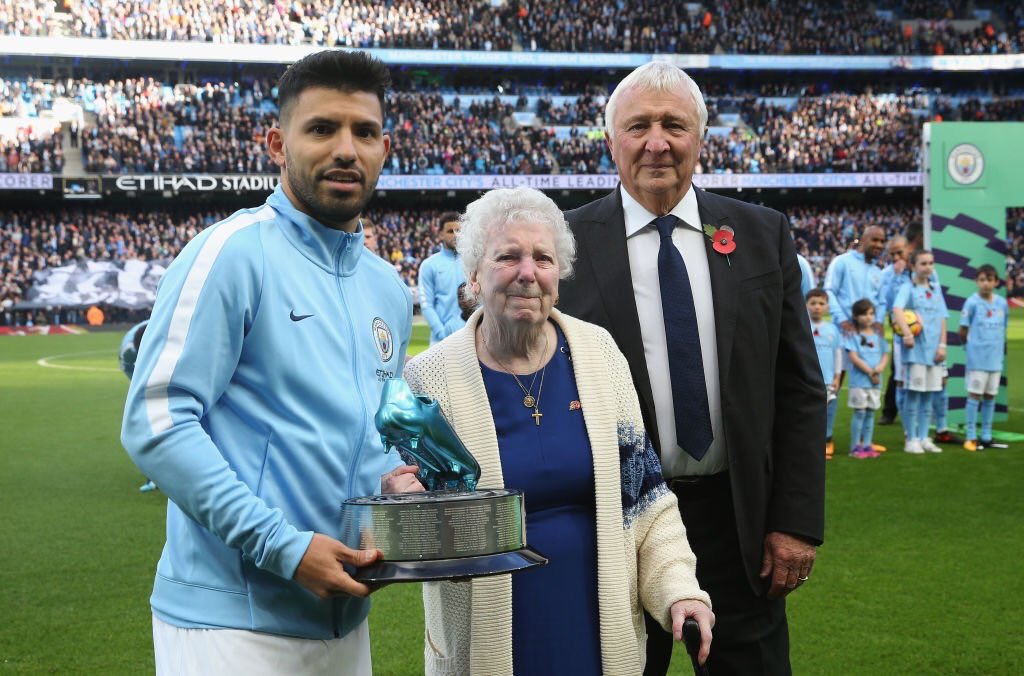 Manchester City on Twitter: ".@aguerosergiokun menerima penghargaan 178 dari putri Eric Brook ...