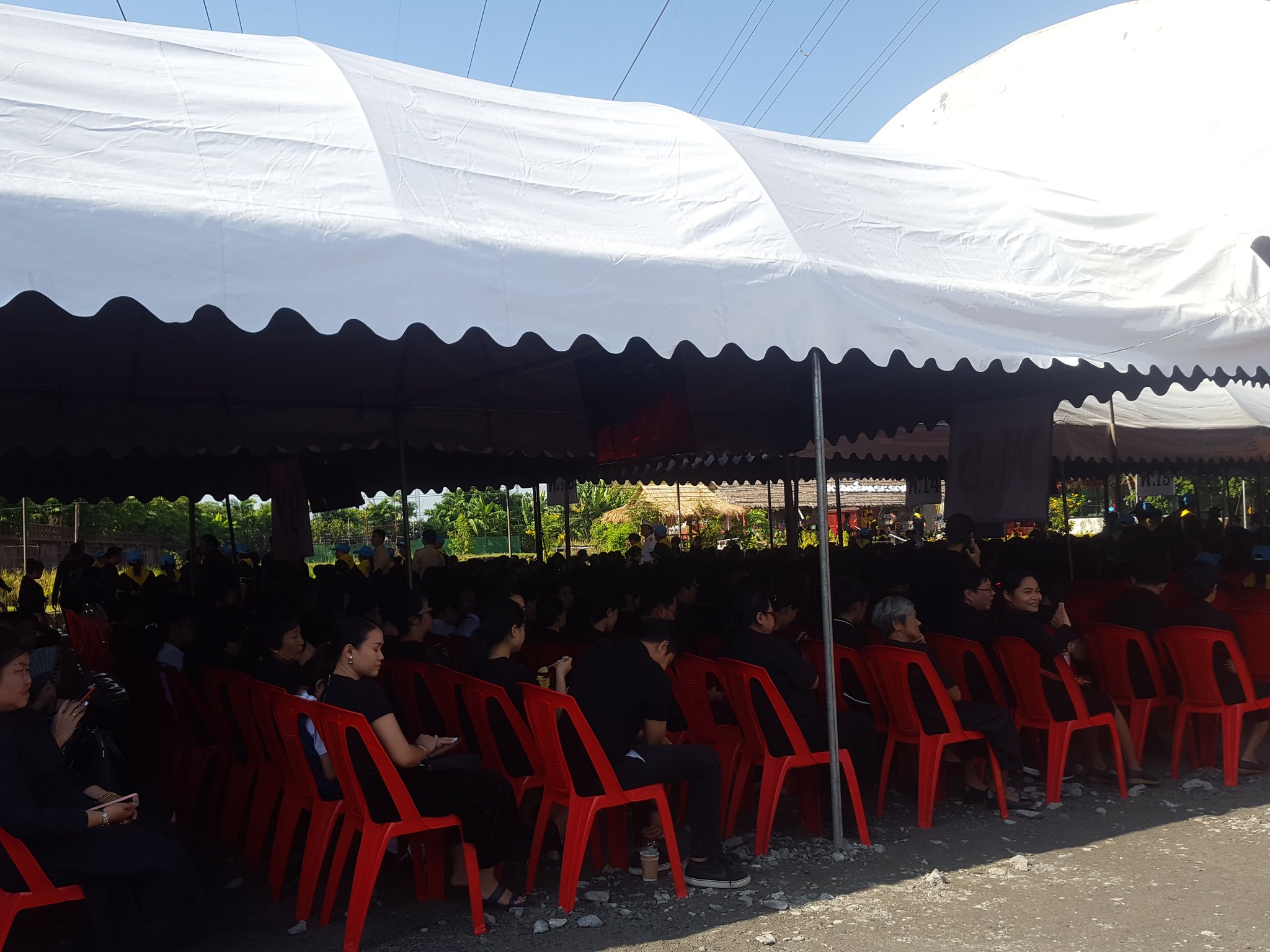 JS100 on Twitter: "RT@mintlmh ใครยังไม่รู้ไปไหน มาวัดทุ่งเศรษฐีนะคะ คนยังน้อยค่ะ ร่มด้วยค่ะ ...