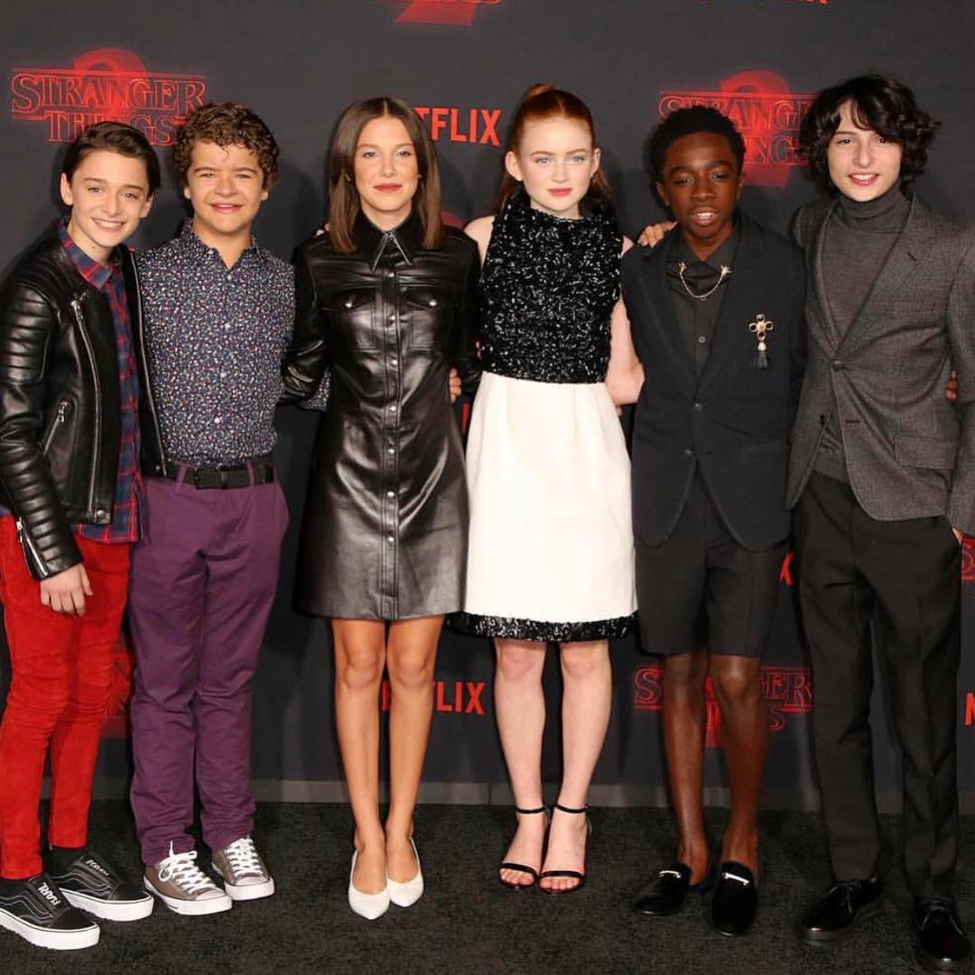 Elenco de "stranger things" reunidos no tapete vermelho na premiere da ...