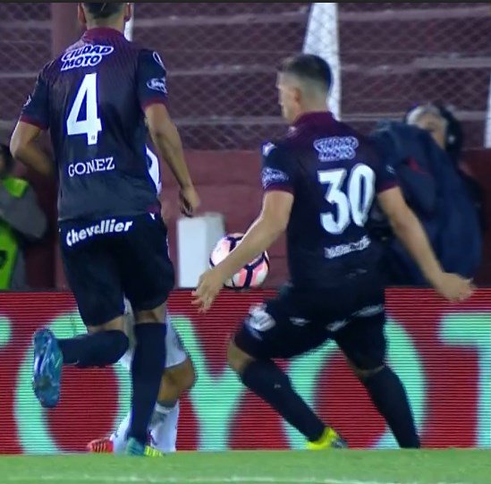 Grosera mano y penal de Marcone, que el árbitro no cobró para River ...