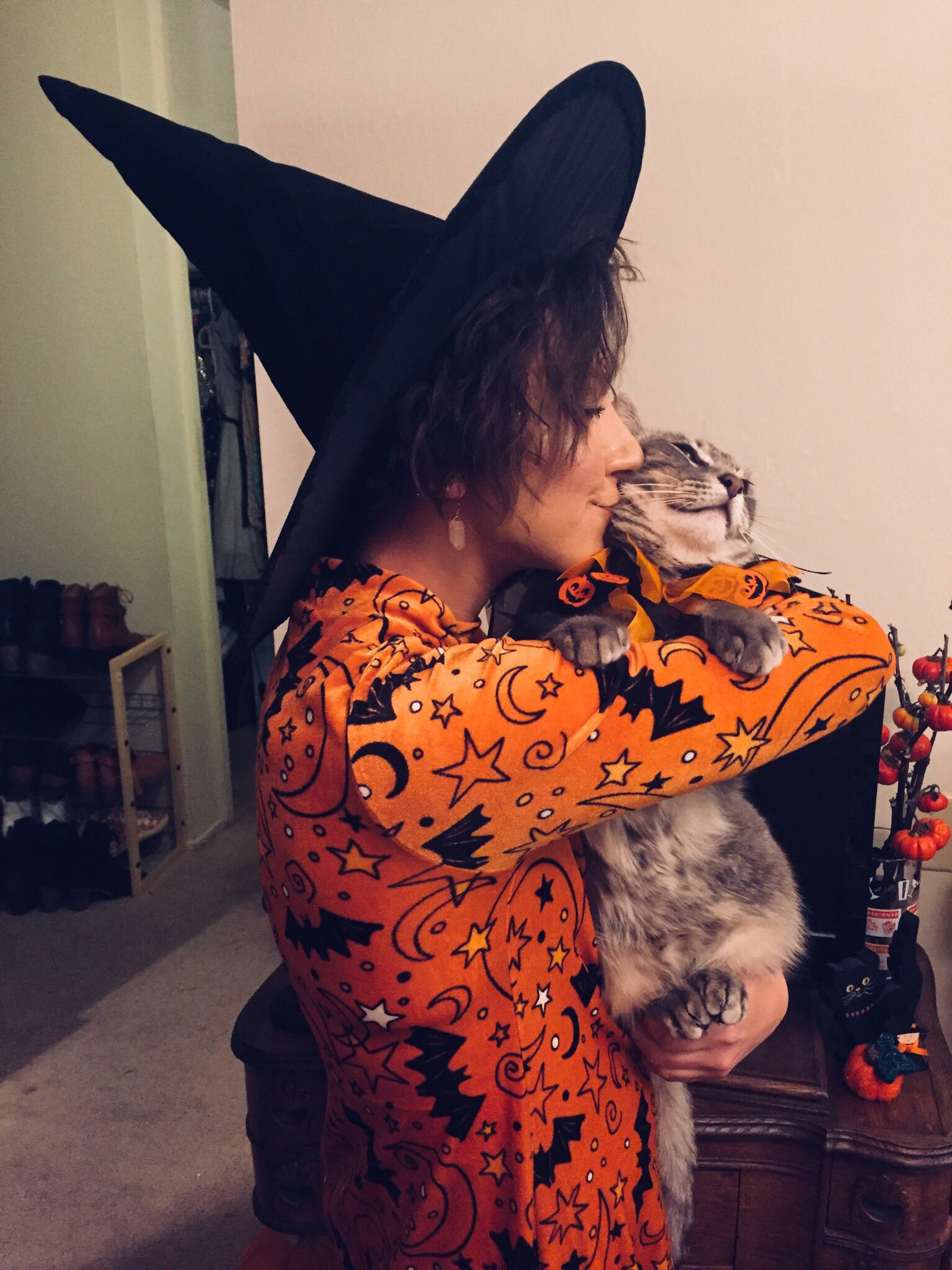 Catie Wayne on Twitter: "when ur mom forces you to wear a matching costume with her https://t.co ...
