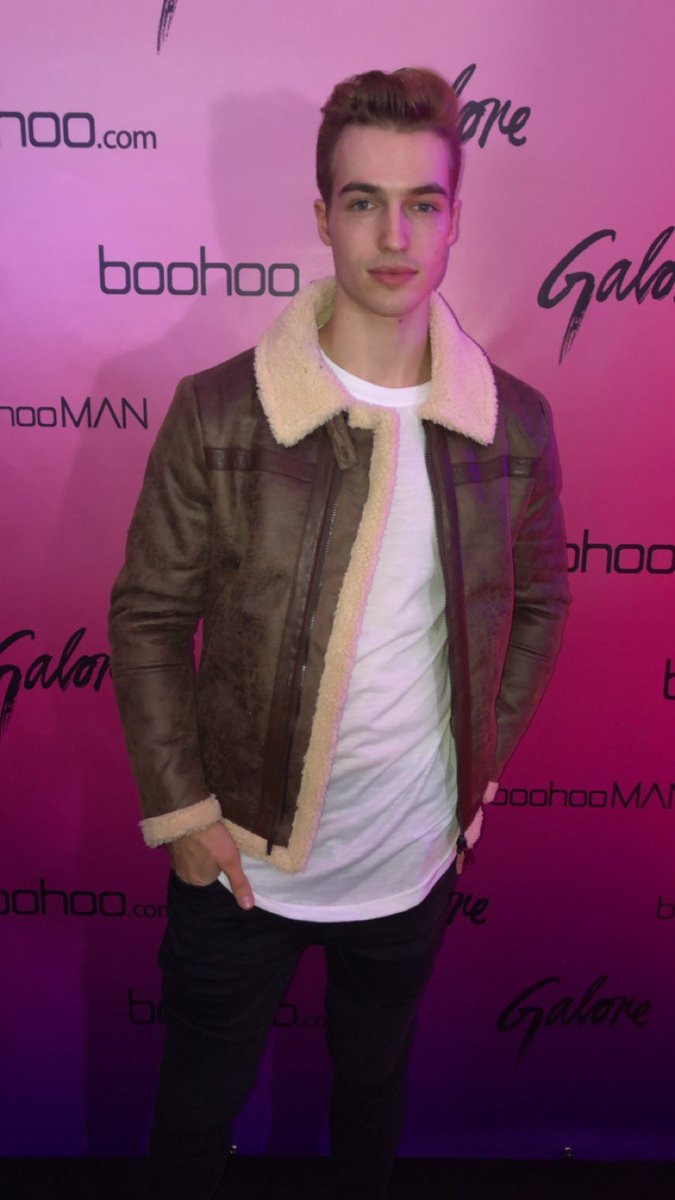 Jason blossom ... is that you!? riverdale star trevor stines arriving ...