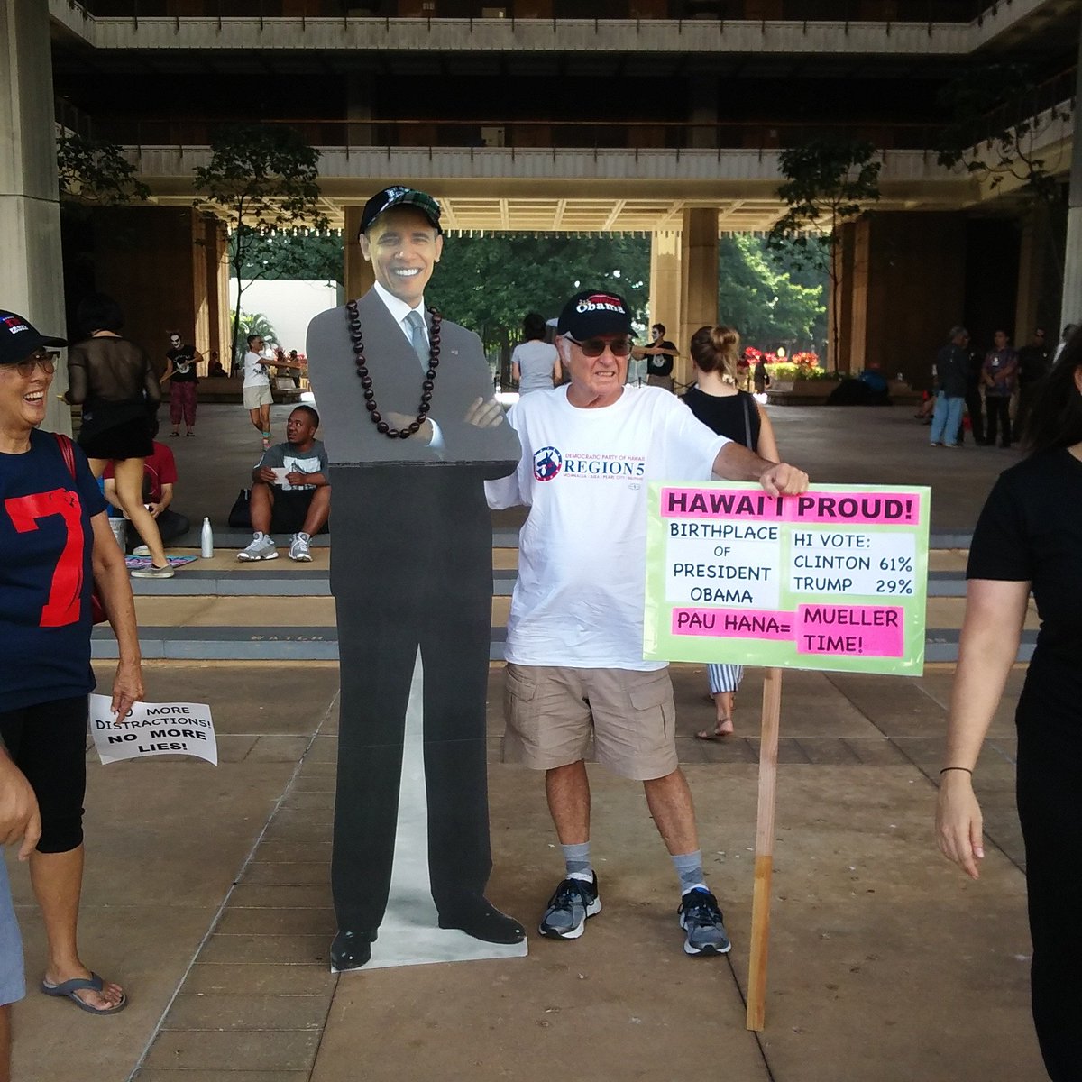 Trump in Hawaii greeted by "Welcome to Kenya" protest signs ...