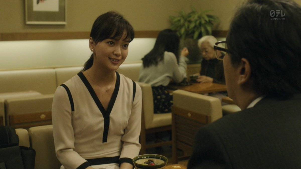 『先に生まれただけの僕』第6話の多部未華子さんのさりげなくシンプルで上品なドラマ衣装 | Jocee