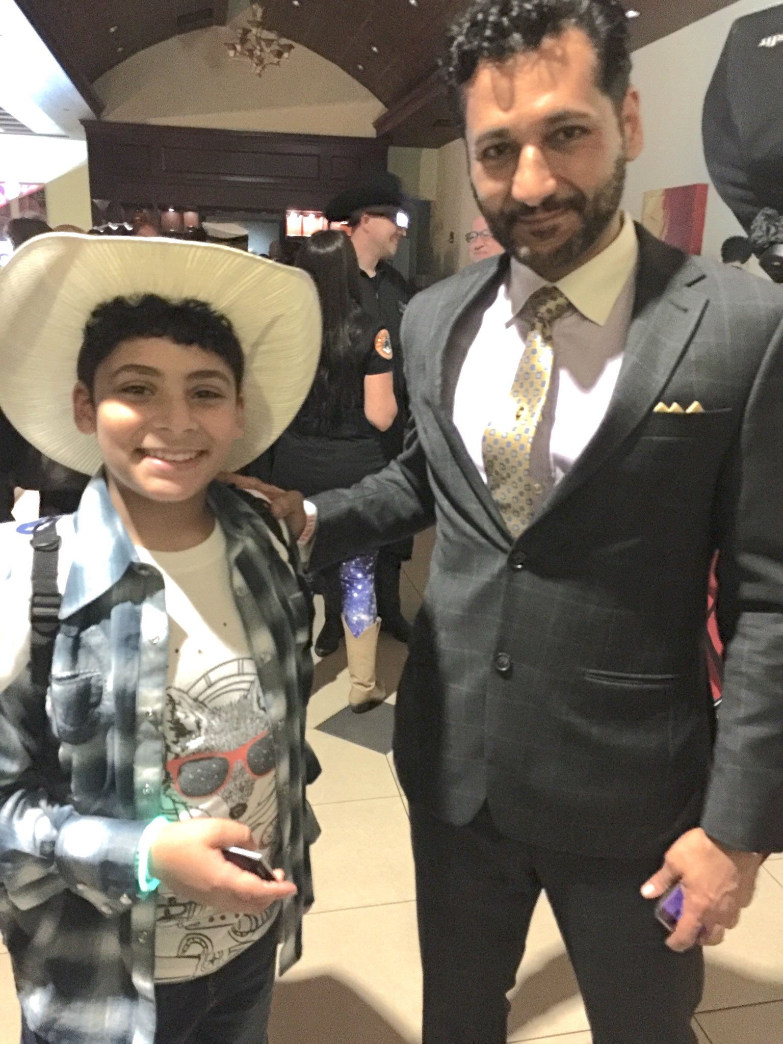 Aaron Thibault on Twitter: "Pair of space cowboys in Texas! @Casanvar @TheExpanseTV ...