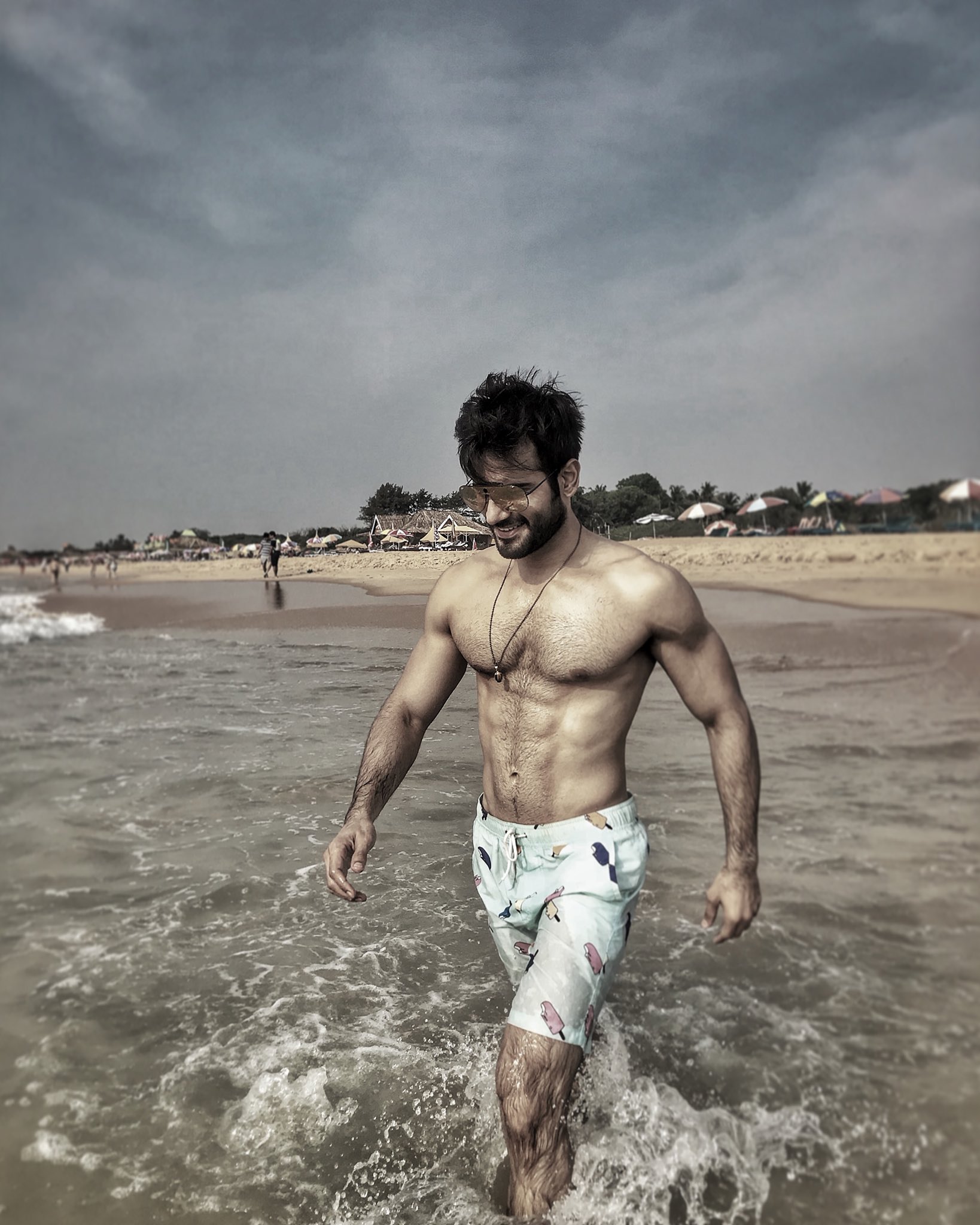 Karan Tacker Tomando Banho Sem Camisa