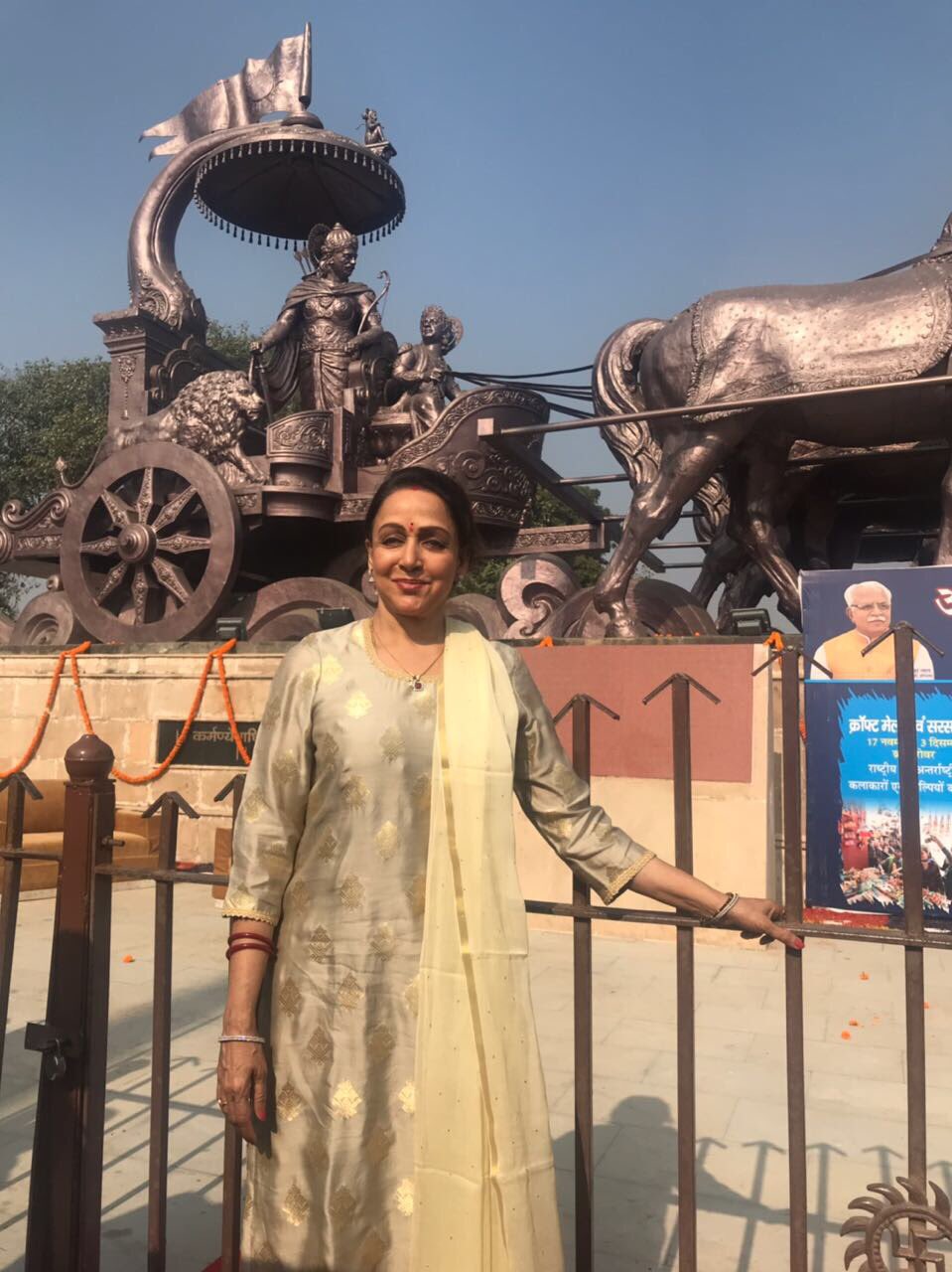 Hema Malini on Twitter: "Also went to the Brahma Sarovar where Krishna is said to have taken a ...