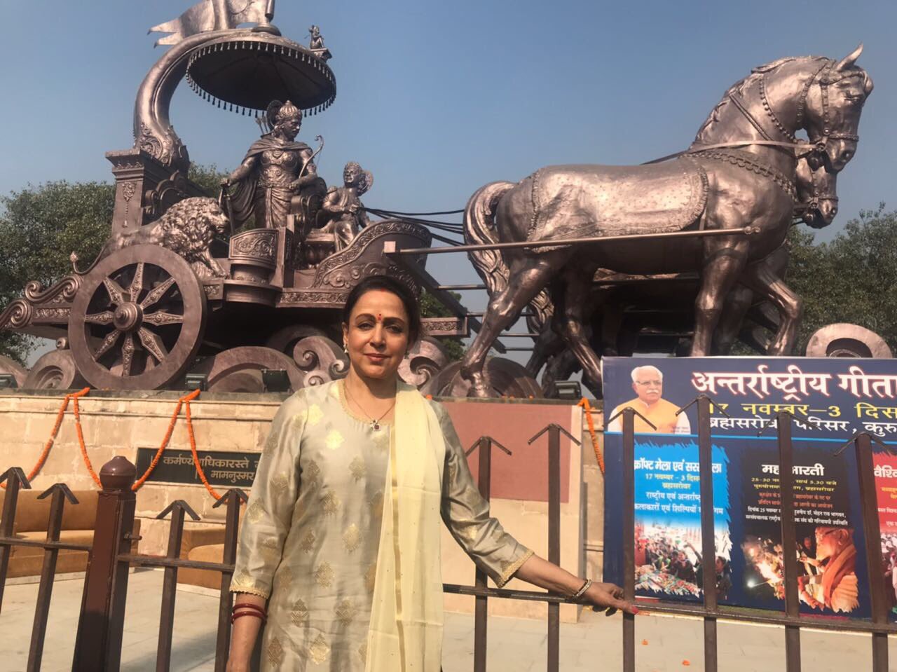 Hema Malini on Twitter: "Also went to the Brahma Sarovar where Krishna is said to have taken a ...