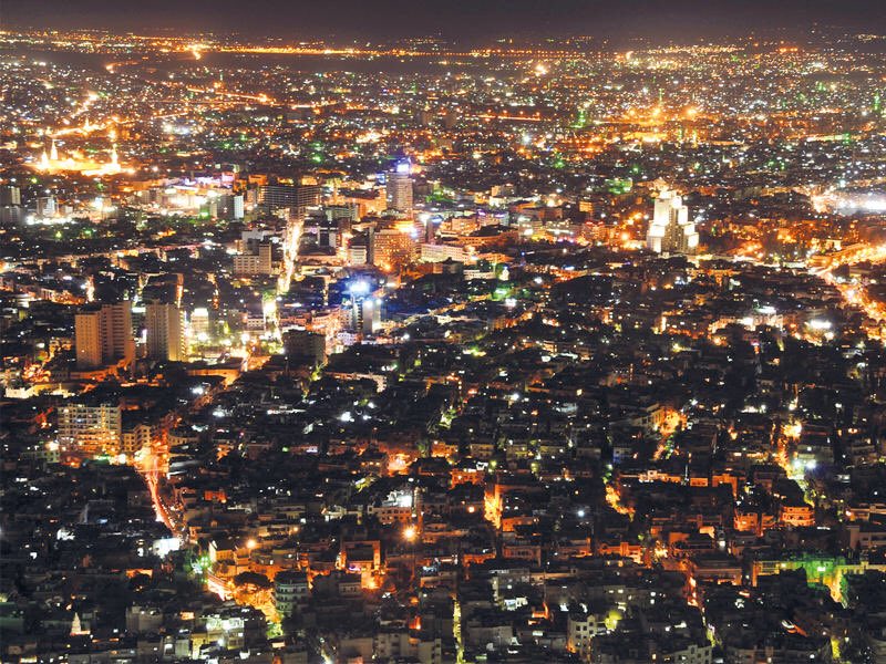 أكرر طرفي نحو نجد وأنني إليه وان لم يدرك الطرف أنظر .. حنينا إلى أرض ...