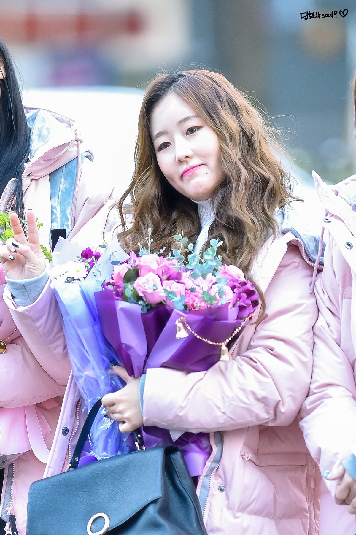 yoojiae on Twitter: "Lovelyz_8: RT ssm3037: 171118 뮤직뱅크 출근 베이비소울 진짜 꽃보다 더 우리소울이가 예쁜거 맞죠 ...