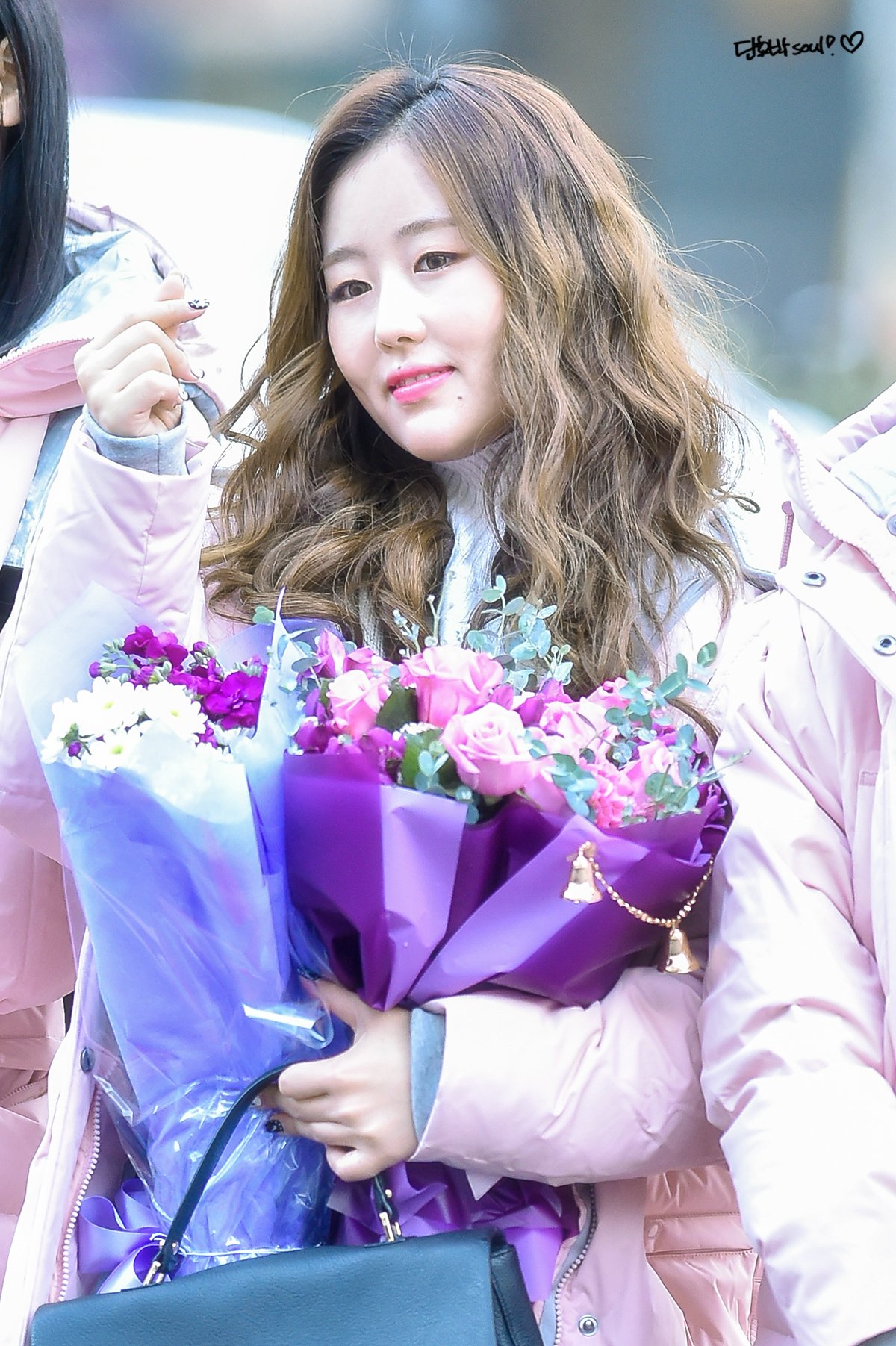 yoojiae on Twitter: "Lovelyz_8: RT ssm3037: 171118 뮤직뱅크 출근 베이비소울 진짜 꽃보다 더 우리소울이가 예쁜거 맞죠 ...