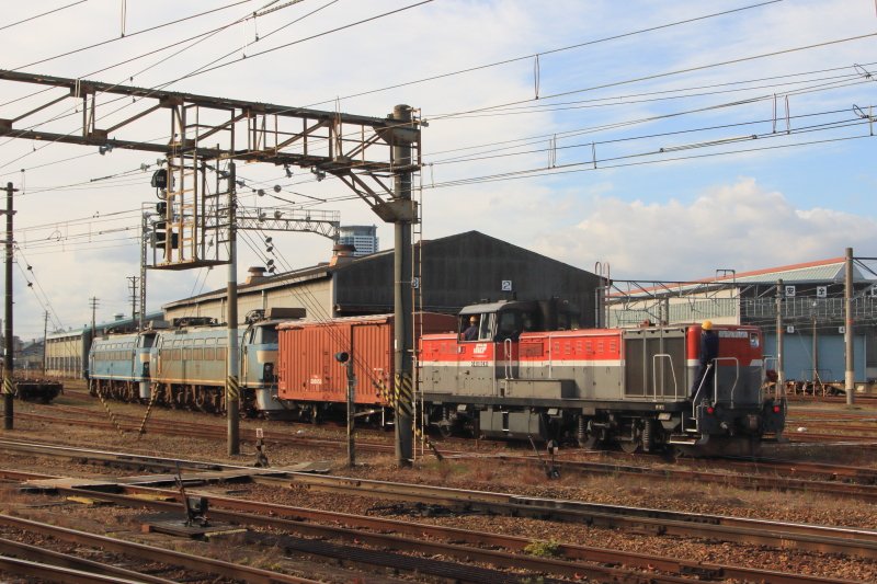 ぺぺ@鉄撮り屋 on Twitter: "EF66 21 EF66 26 EF66 33 吹田機関区構内、架線の無い解体線へ。 一度、引き込み線に運ばれ出発線まで移動、その後は中の方へ ...