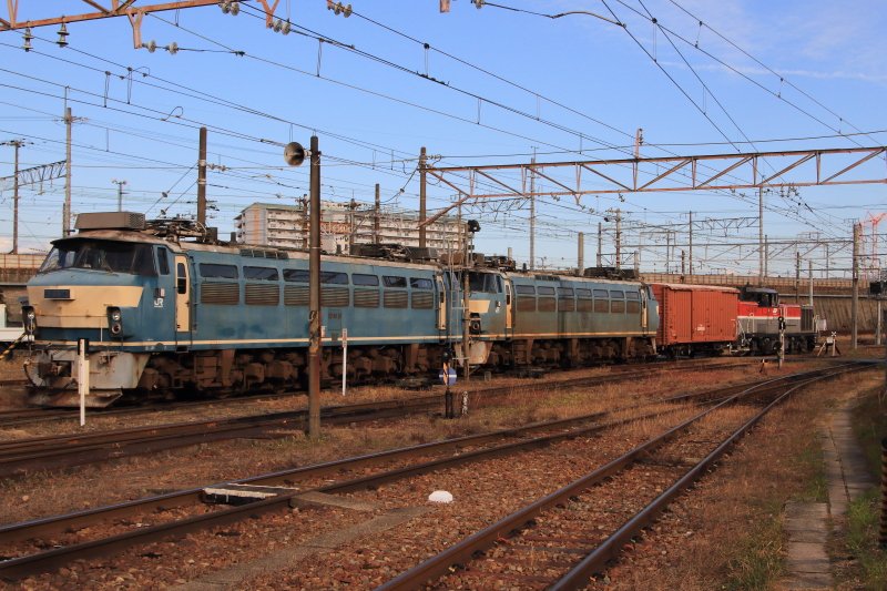 ぺぺ@鉄撮り屋 on Twitter: "EF66 21 EF66 26 EF66 33 吹田機関区構内、架線の無い解体線へ。 一度、引き込み線に運ばれ出発線まで移動、その後は中の方へ ...