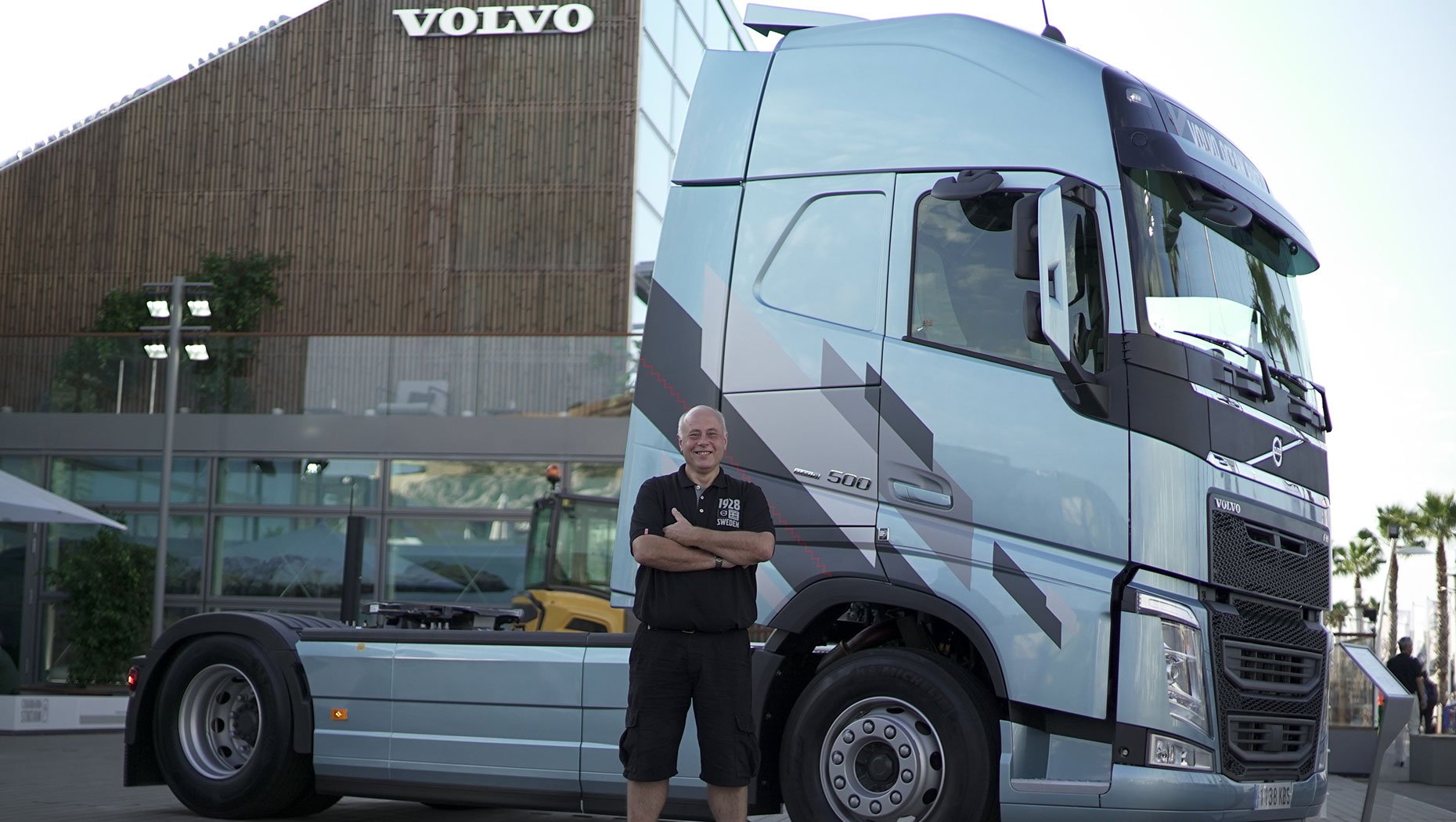 Jean Claude Van Damme Splits Volvo
