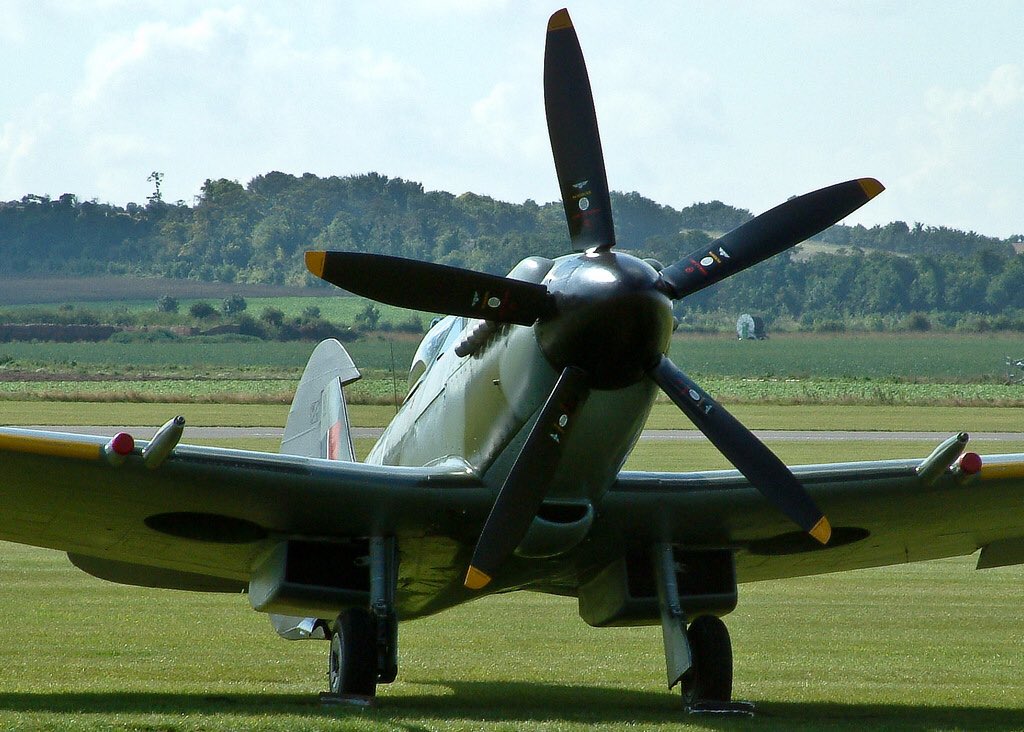 Spitfire bot on Twitter: "ロートル･ジャブロ木製5翅プロペラ F Mk.XIV～24、F Mk.45～46に装備された定速プロペラ。 他国でもあまり例を見ない5翅と ...