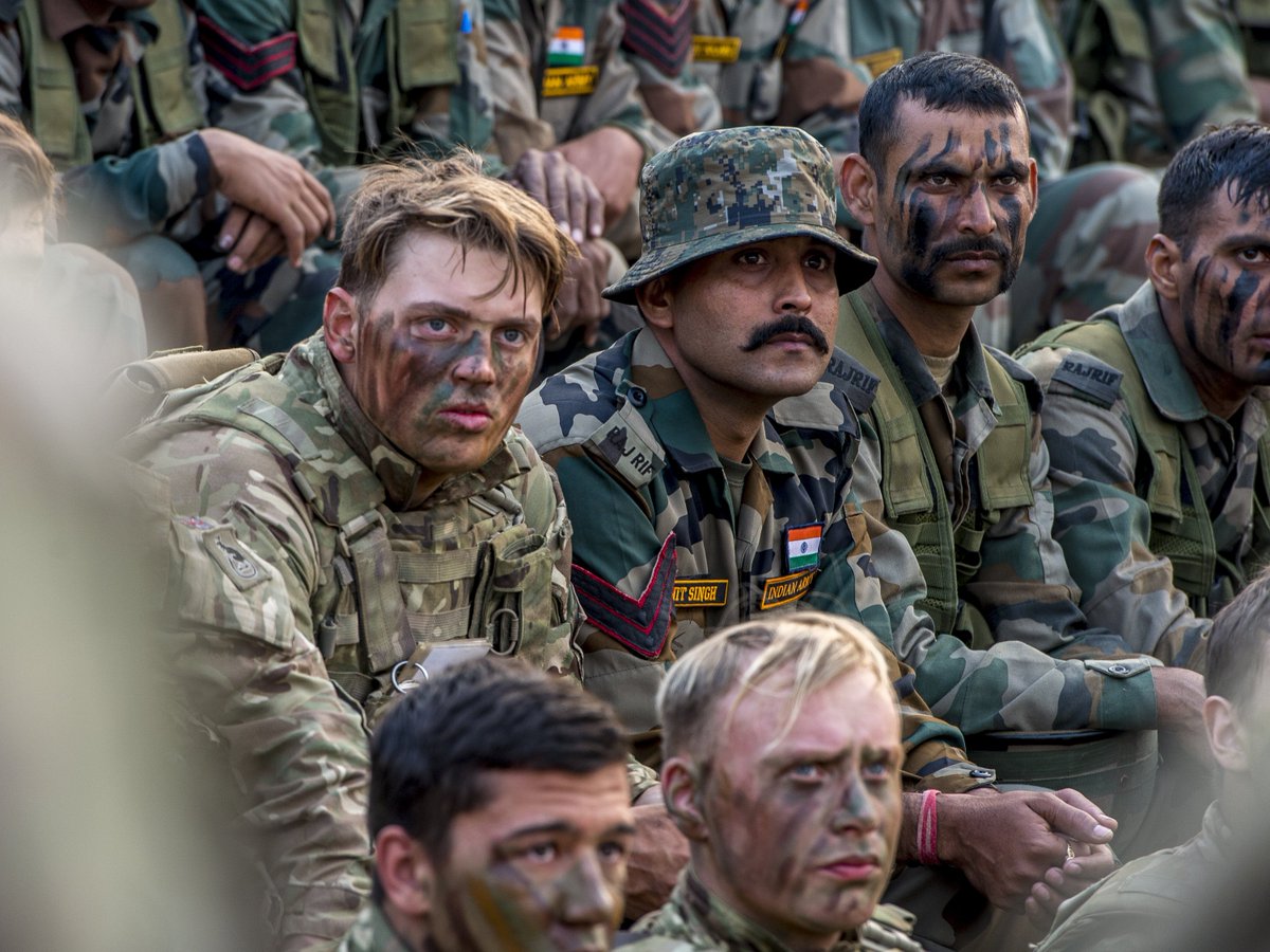 Troops from the 1st Battalion the Royal Anglian Regiment and the 20th ...