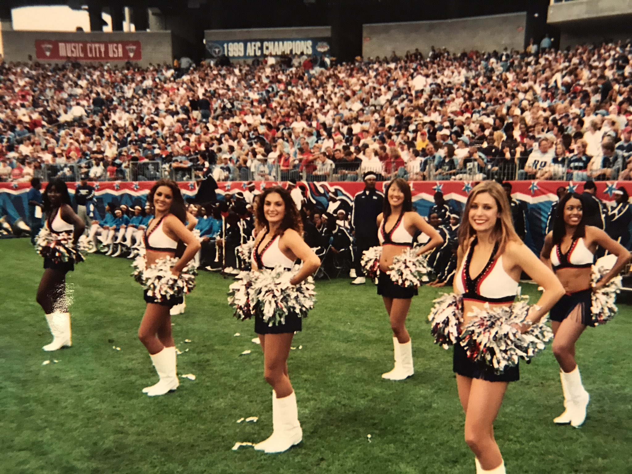 Lara Travis Titans Cheerleader