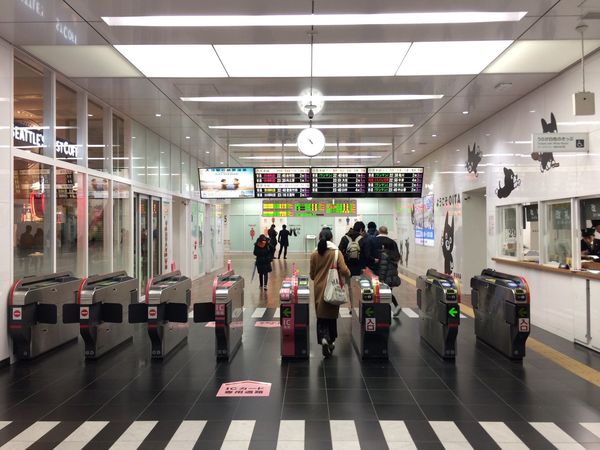 yoshi223 on Twitter: "JR九州 大分駅 改札口の発車標ディスプレイ…