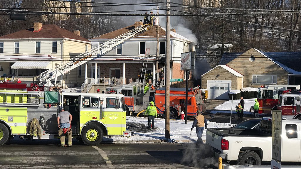 KDKA on Twitter: "#BREAKING: Firefighters battling house fire in McKees Rocks. Photo credit ...