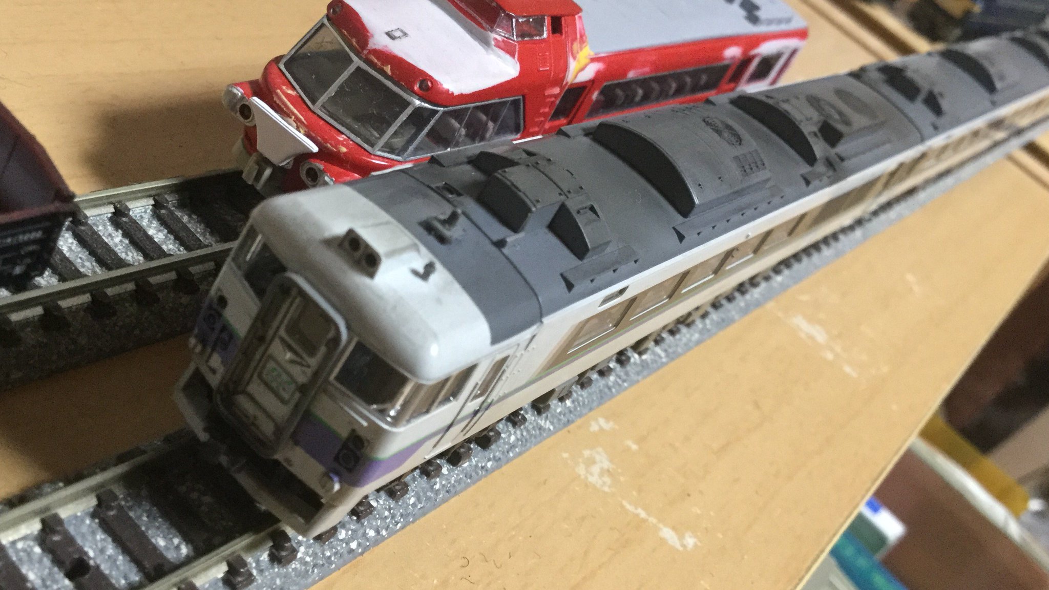 とある満鉄のあじあ号 on Twitter: "TOMIX オホーツクBセットに入っている、キハ183-104にウェザリングを。明日は床下機器の黒化と連結器周りのジャンパ栓の配管やらなきゃ ...