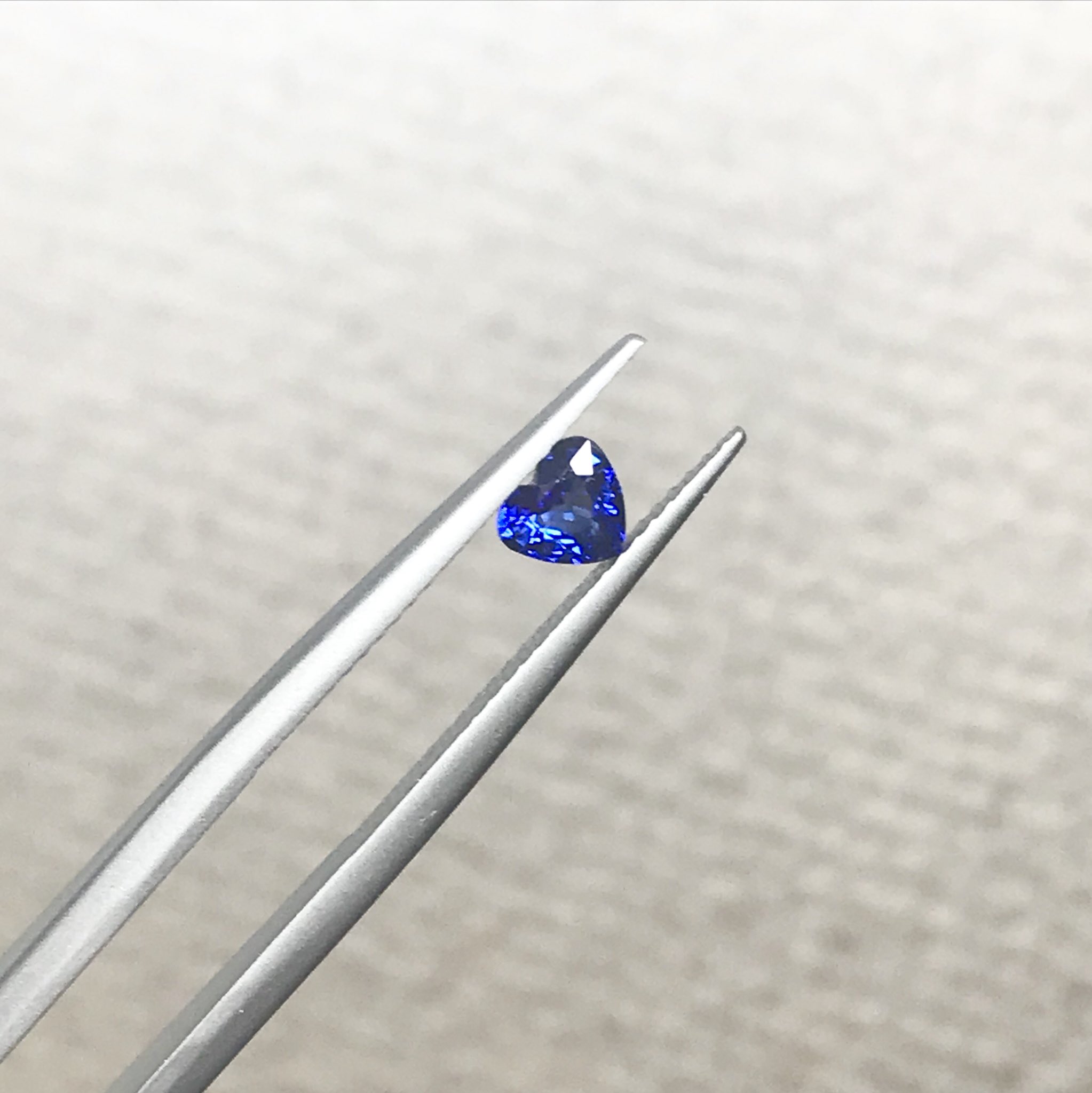 MaPRE on Twitter: "スリランカ産ブルーサファイア ハートシェイプ 0.44ct(直径約5mm) 深めの高貴なロイヤルブルーが美しい💙42,000円 傾けるとカット面が美しく光 ...