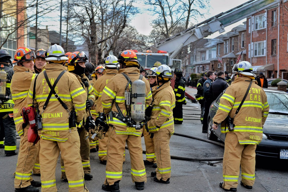 Fdny On Twitter Fdny Members On Scene Of A 2 Alarm Fire 134 Lake St