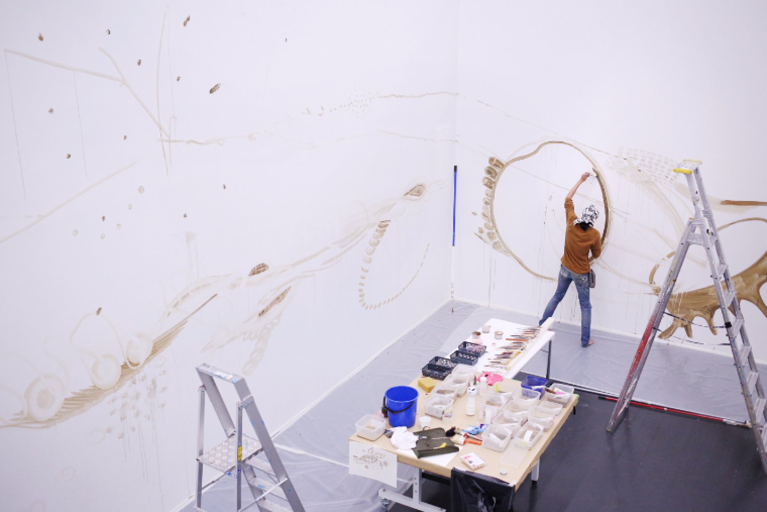 asaiyusuke on Twitter: "フィンランドで描いてる 外は極寒だけど中は裸足 photo:maki…